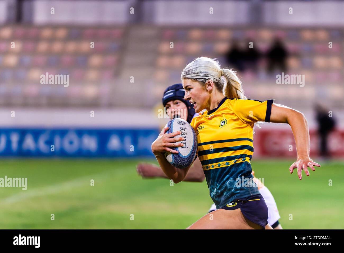 Woman rugby running ball hi-res stock photography and images - Alamy