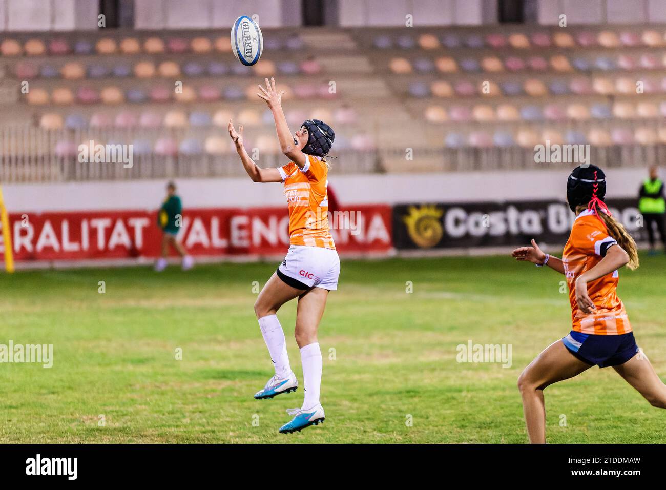Woman receiving the rugby ball Stock Photo - Alamy