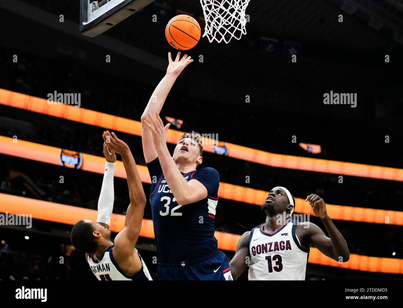 UConn center Donovan Clingan (32) draws a foul from Gonzaga guard Nolan ...
