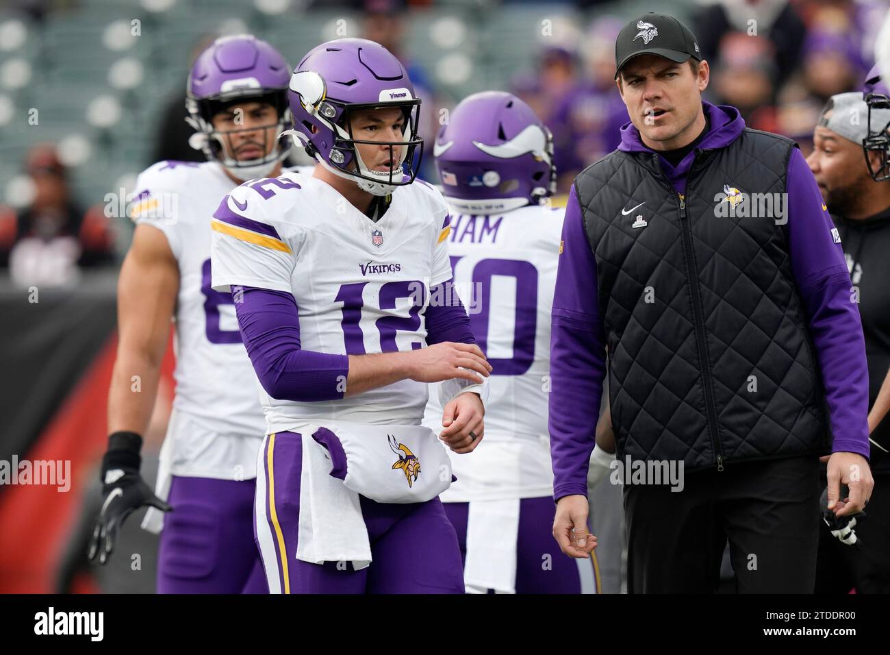 Minnesota Vikings head coach Kevin O'Connell, right, talks to ...