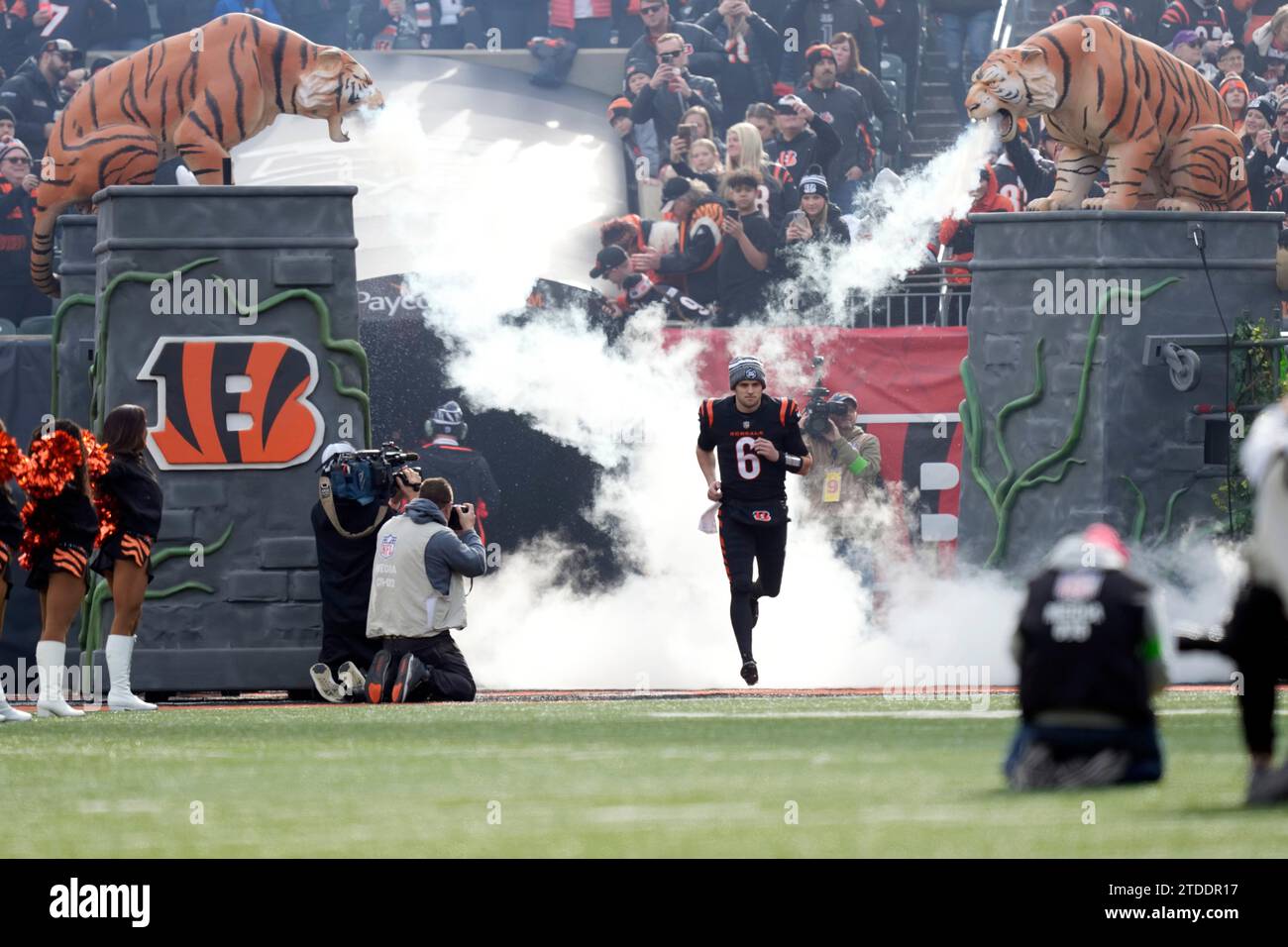 Cincinnati Bengals quarterback Jake Browning (6) runs out during player ...