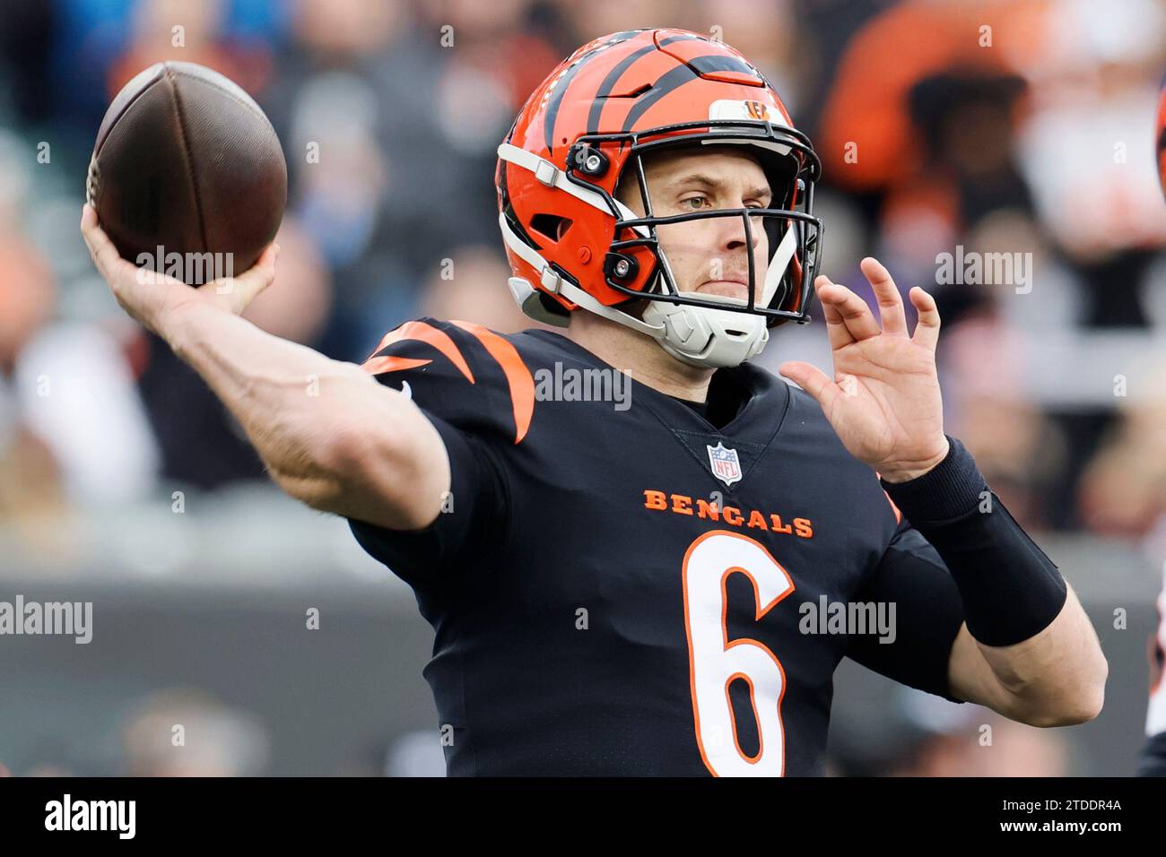 Cincinnati Bengals quarterback Jake Browning (6) throws a pass during ...