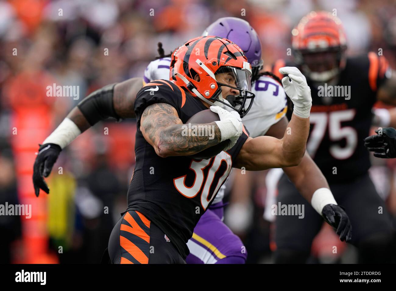 Cincinnati Bengals running back Chase Brown (30) carries against the ...