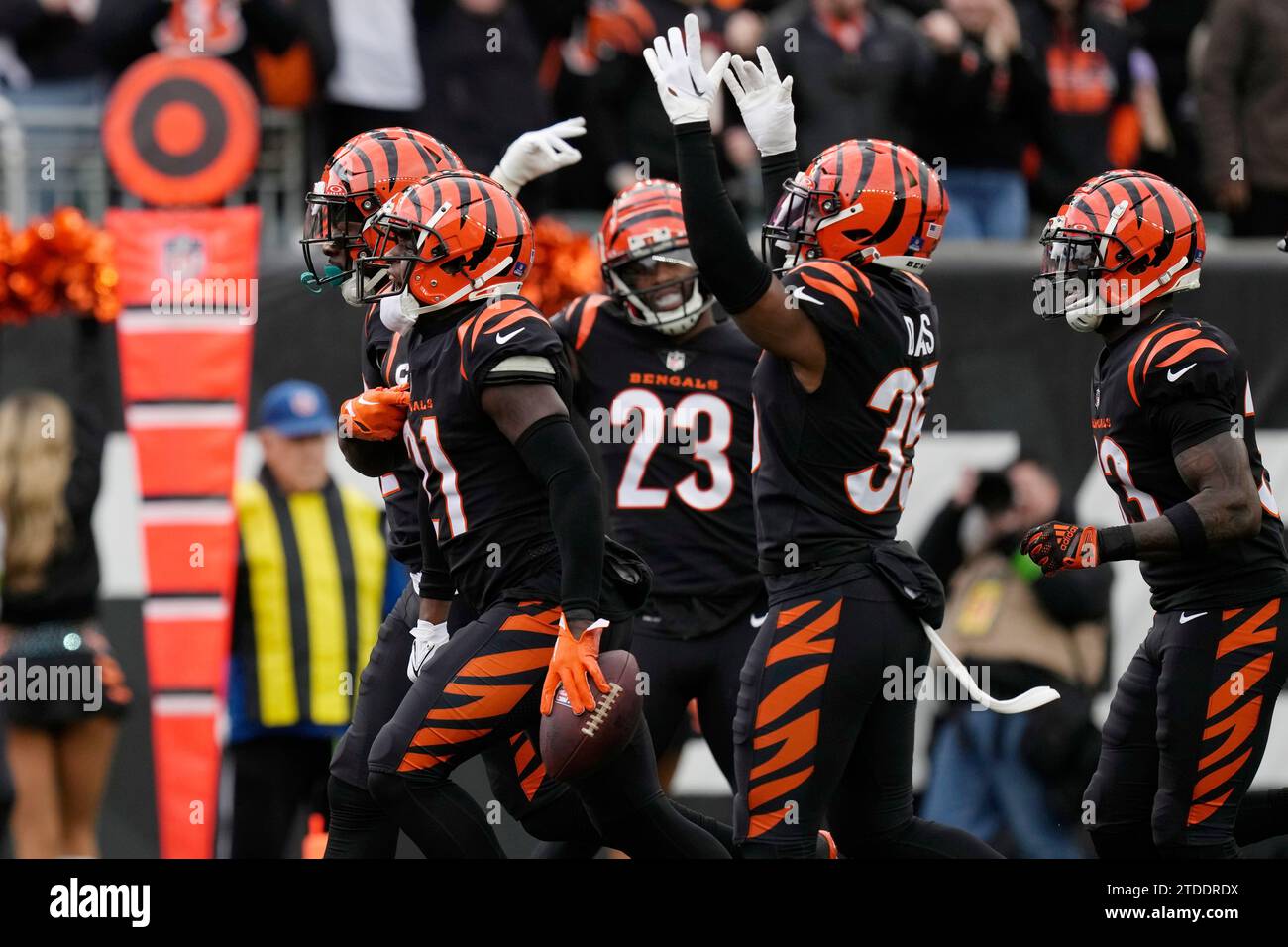 Cincinnati Bengals cornerback Mike Hilton (21) celebrates after ...