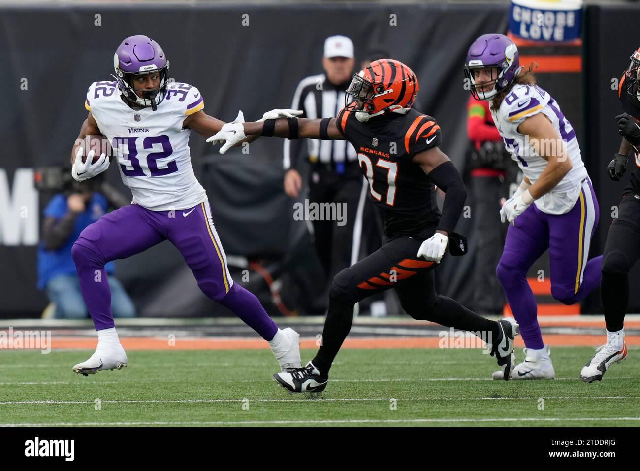 Minnesota Vikings running back Ty Chandler (32) runs past Cincinnati ...