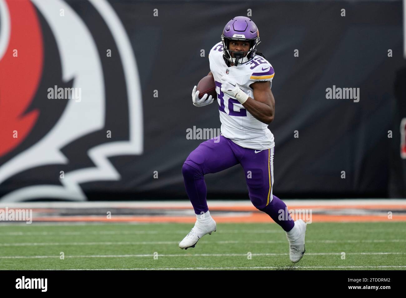 Minnesota Vikings running back Ty Chandler (32) carries against the ...