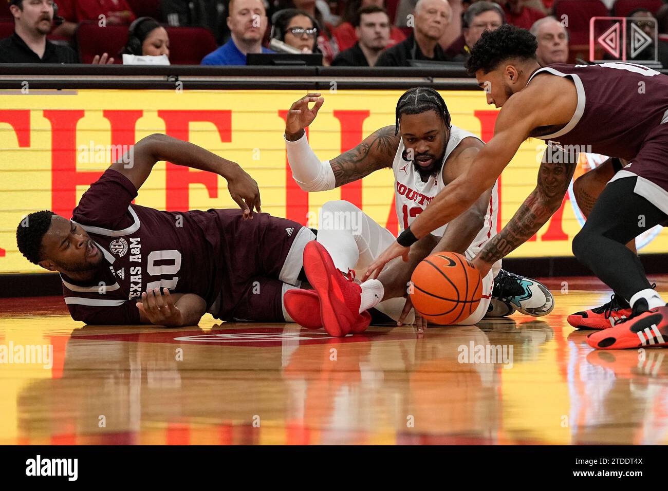 Houston forward J'Wan Roberts, center, battles for a loose ball with ...