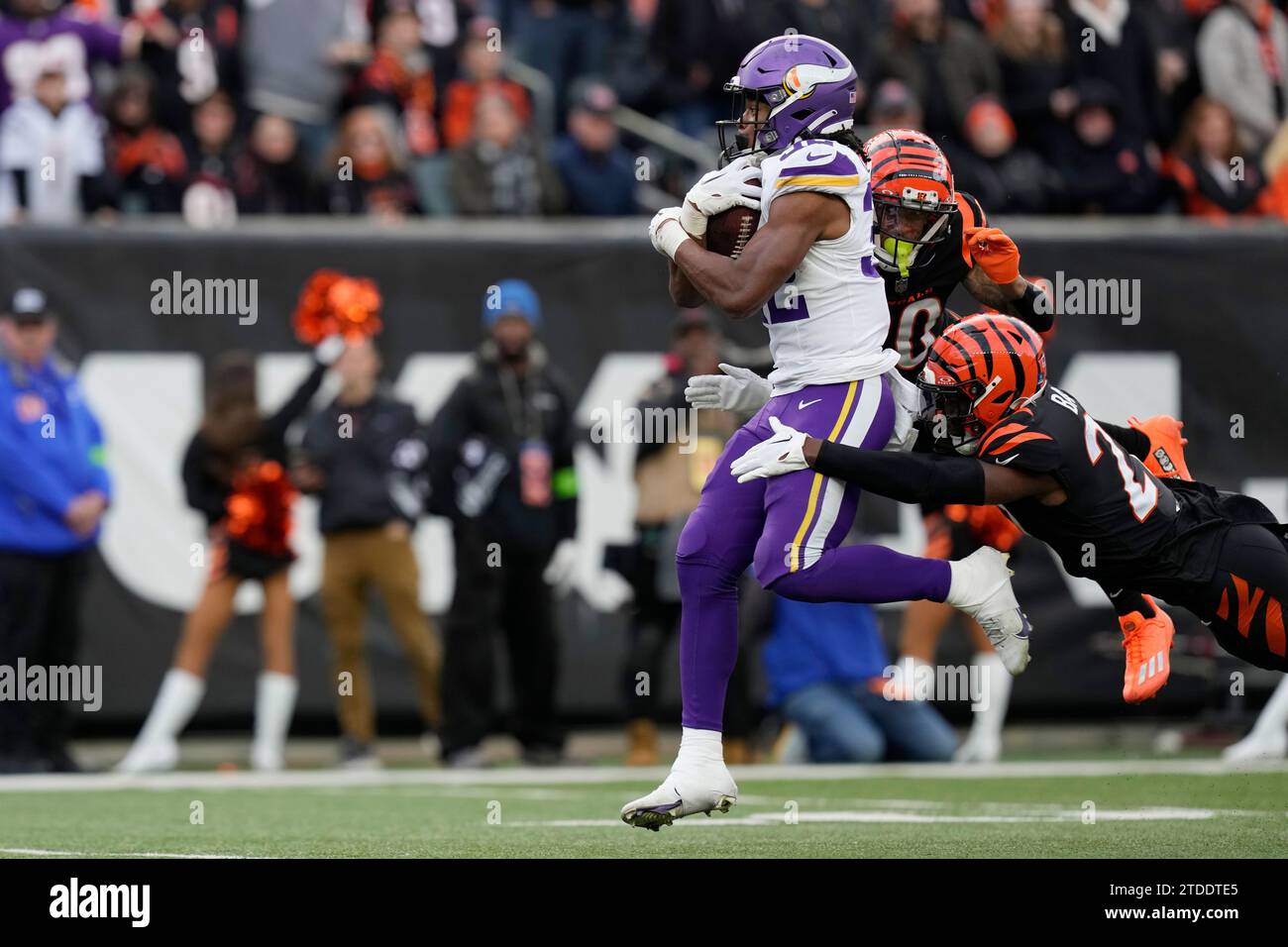 Minnesota Vikings running back Ty Chandler (32) runs against the ...
