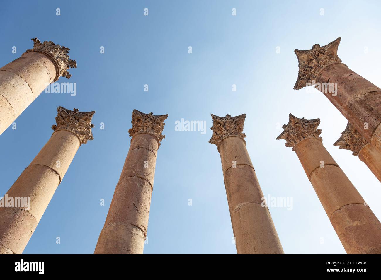 Seven roman columns viewed from underneath, Jerash Stock Photo - Alamy