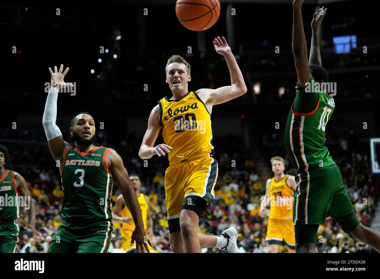 Iowa forward Payton Sandfort (20) fights for a loose ball with Florida ...