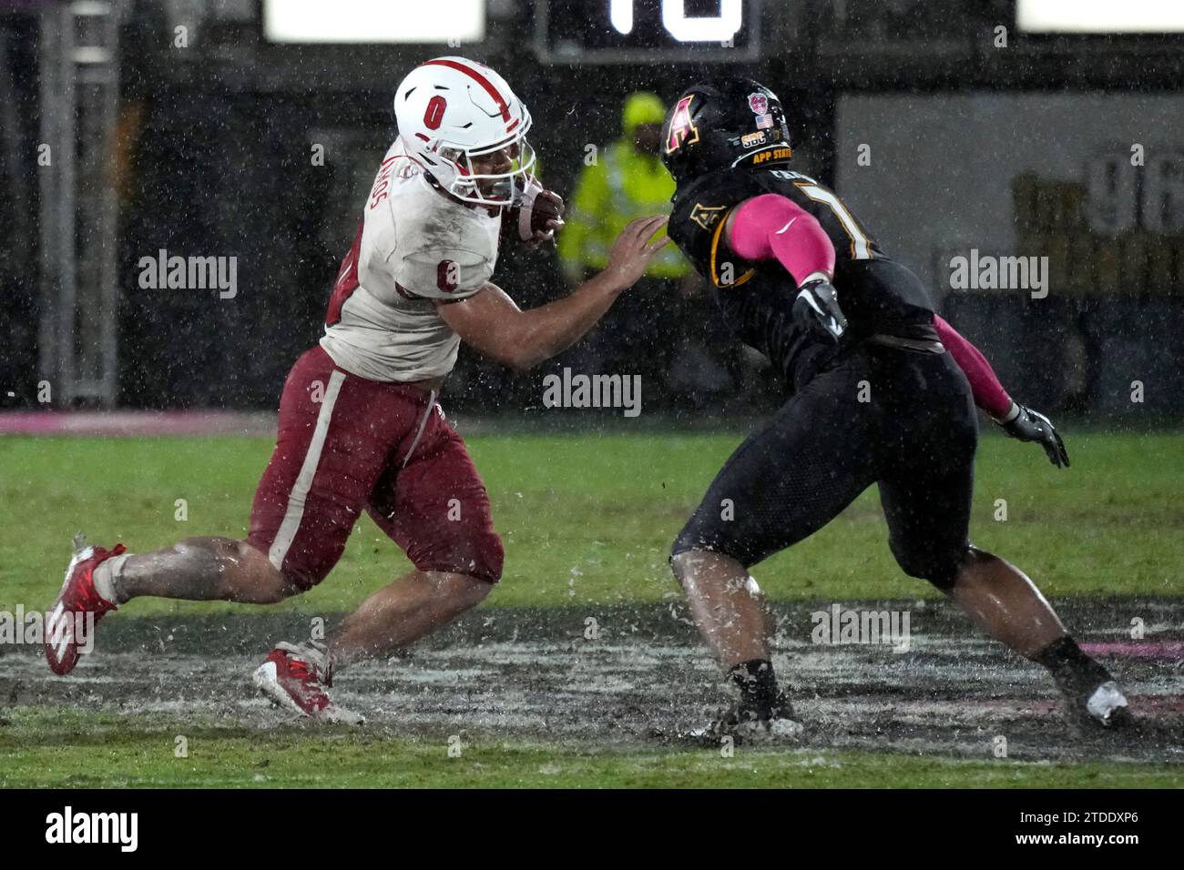 Miami (Ohio) running back Rashad Amos (0) tries to get around ...