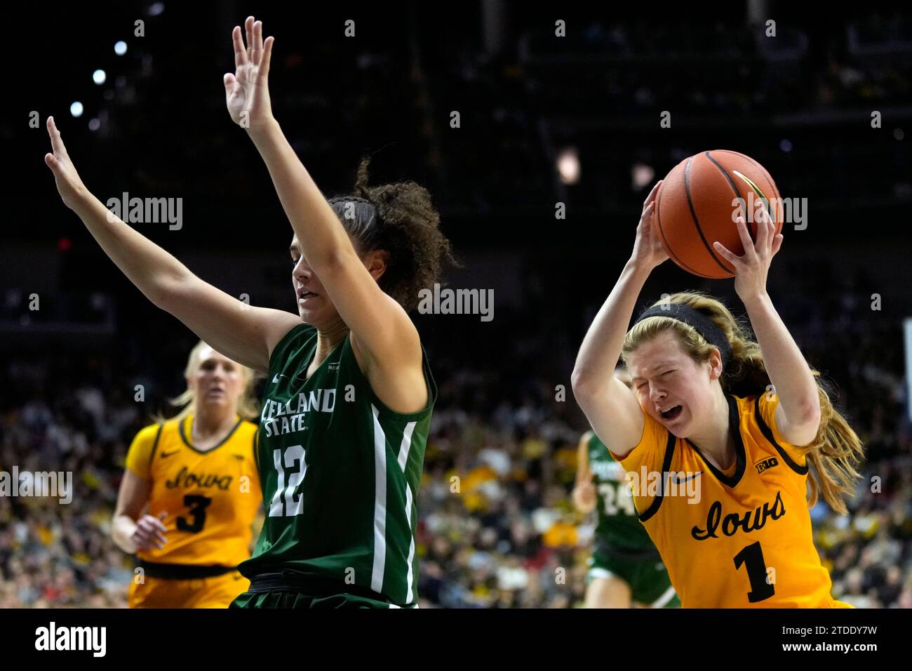 Iowa guard Molly Davis (1) catches a pass in front of Cleveland State ...