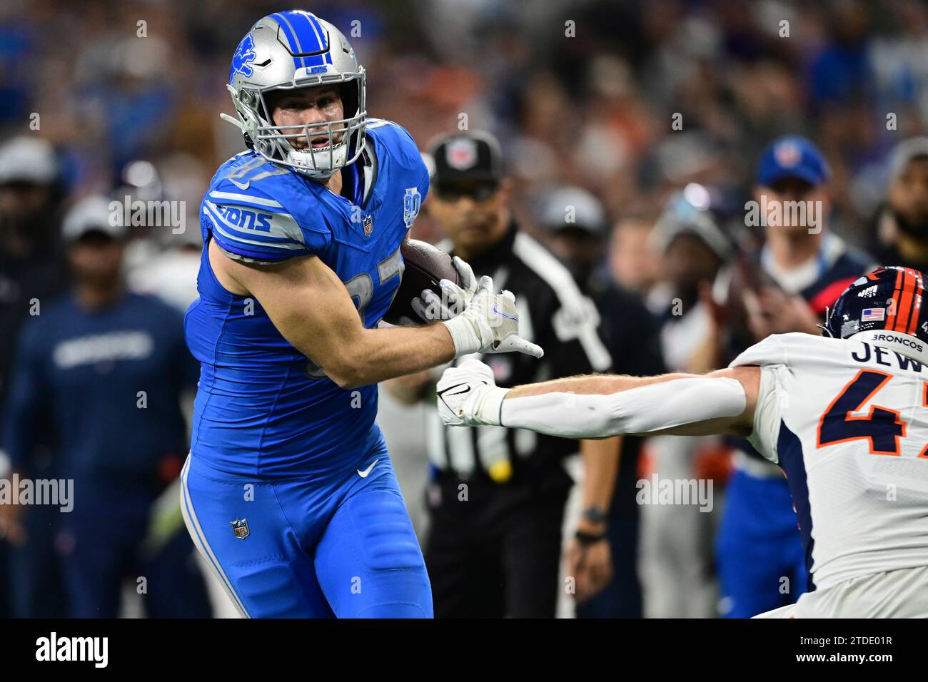 Detroit Lions tight end Sam LaPorta runs past Denver Broncos linebacker ...