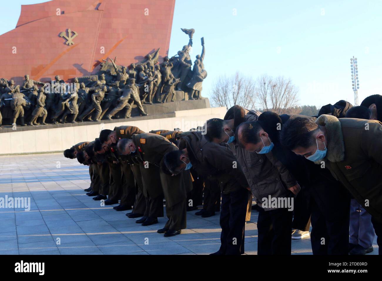 Pyongyang citizens and service personnel lay bouquets of flowers before ...