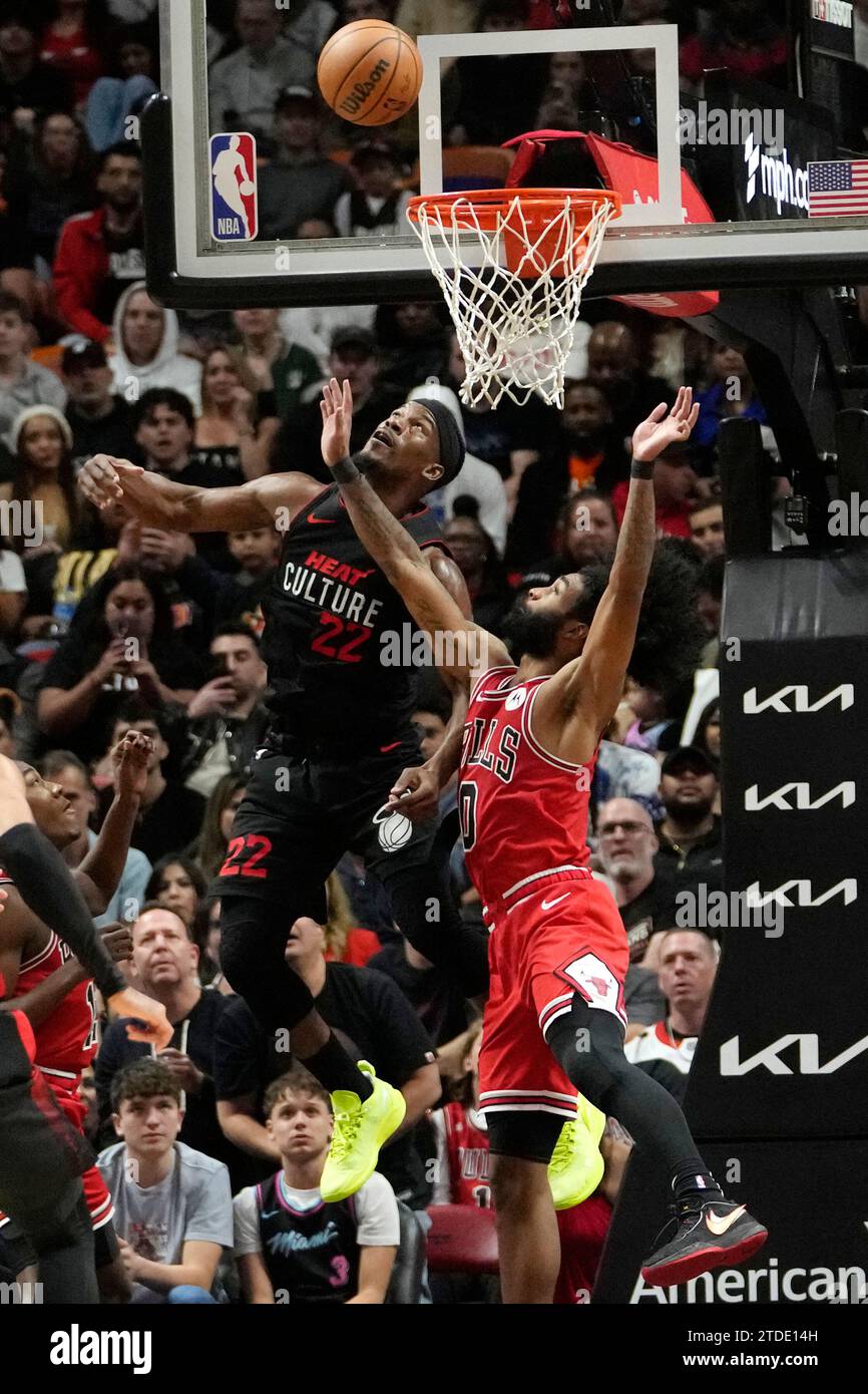 Miami Heat forward Jimmy Butler (22) goes to the basket as Chicago ...