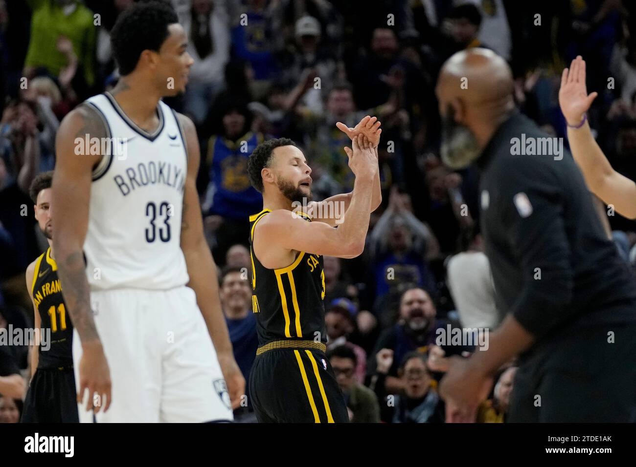 Golden State Warriors guard Stephen Curry, middle, makes a timeout ...