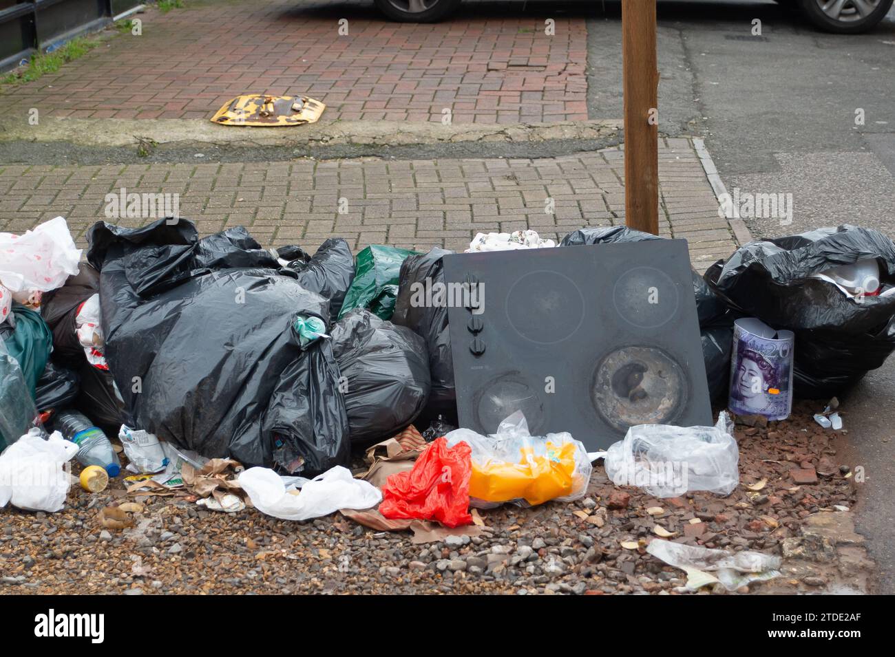 Slough, Berkshire, UK. 16th December, 2023. Household rubbish dumped on ...