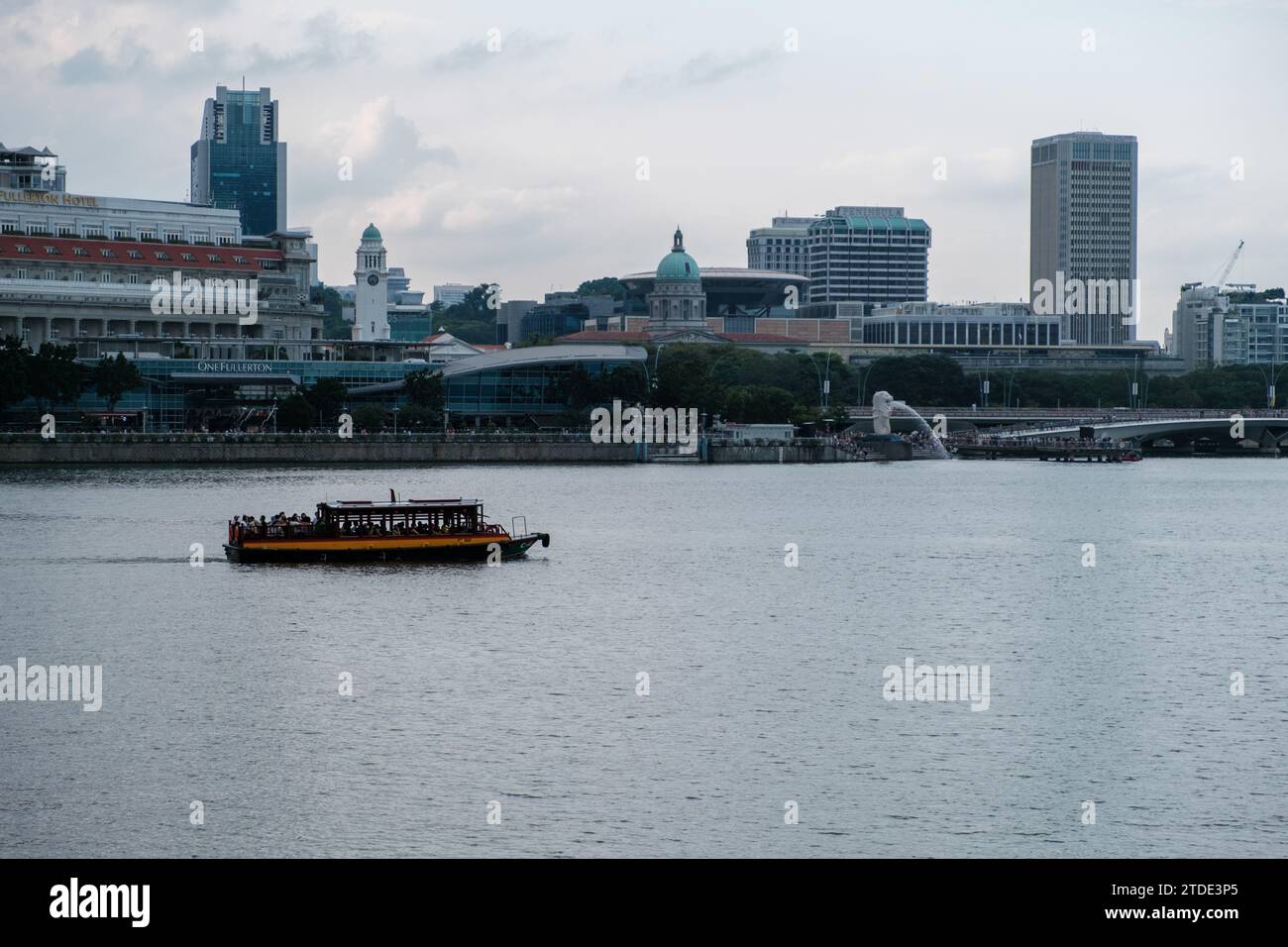Singapore River Boat Tour Stock Photo - Alamy