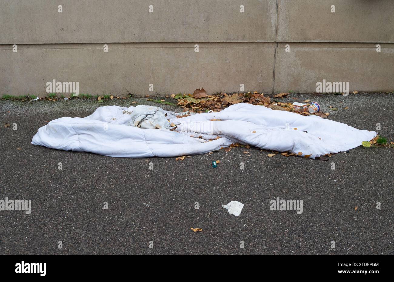Slough, Berkshire, UK. 16th December, 2023. A rough sleeper's bedding ...