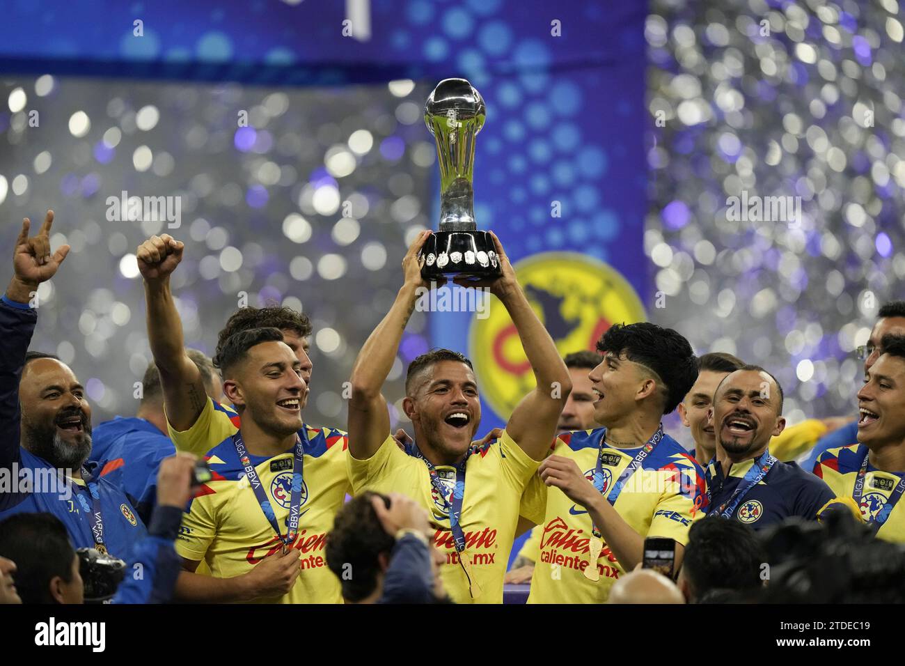 America's players celebrate with the trophy after defeating Tigres in ...