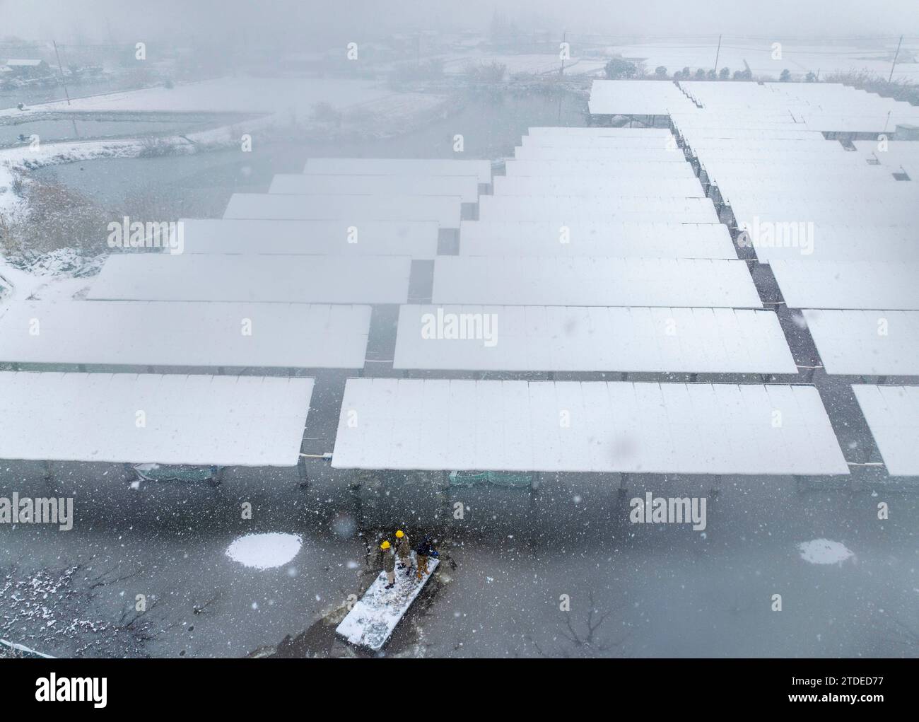 Power grid workers volunteer to fix the equipment bringing oxygen to ...