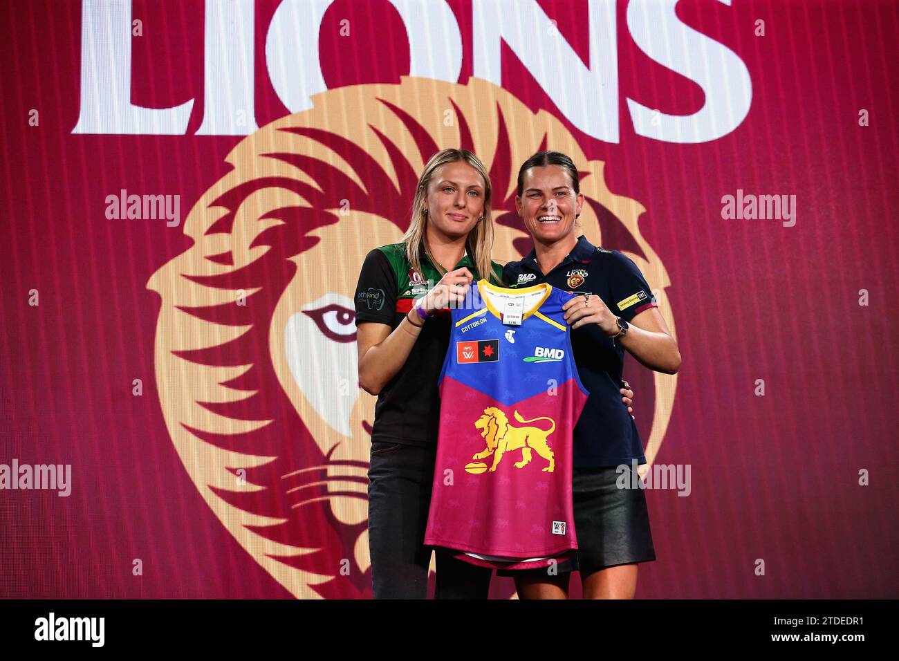 Melbourne, Australia. 18th Dec, 2023. Evie Long is presented with her ...