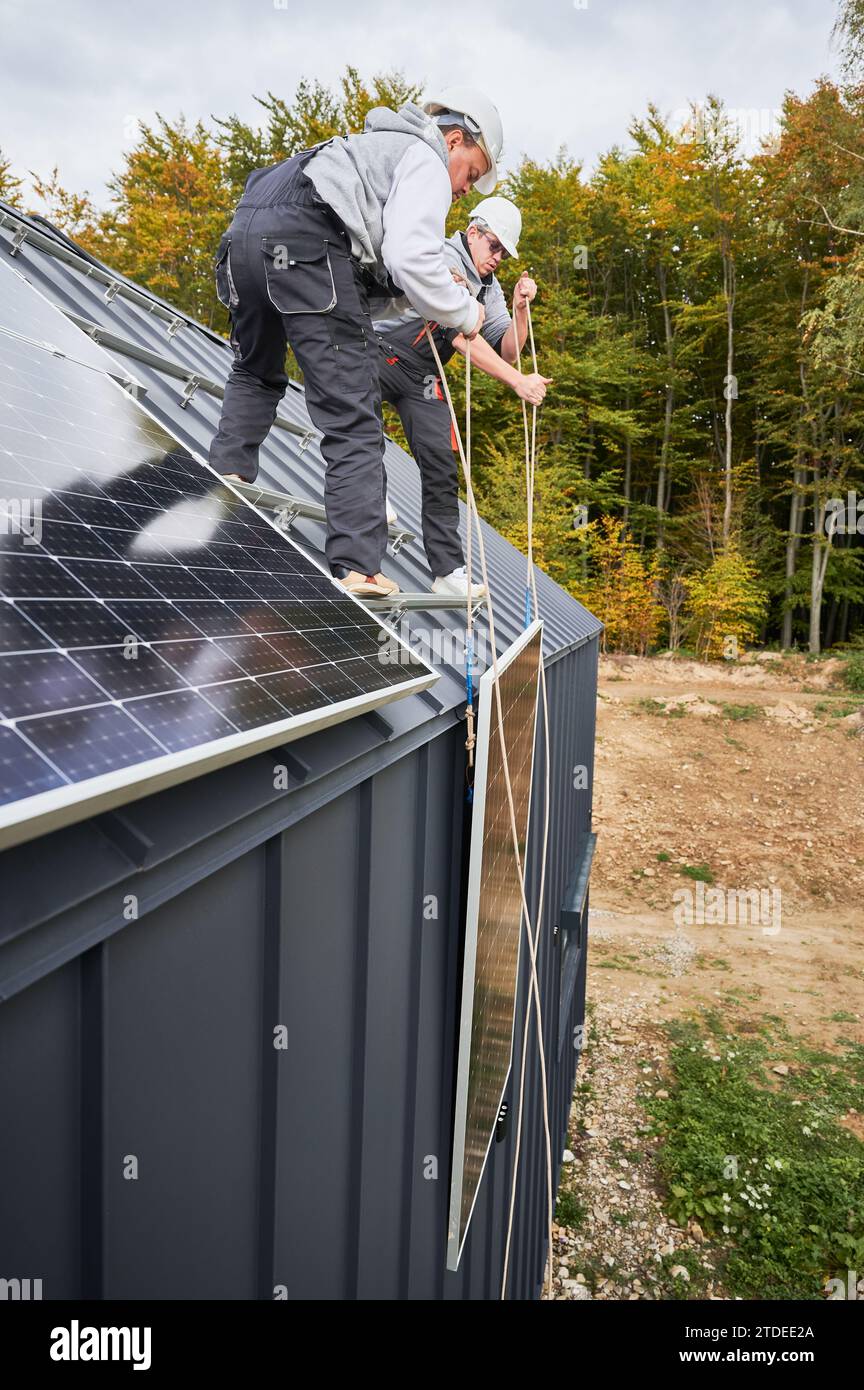Installation of lift hi-res stock photography and images - Alamy