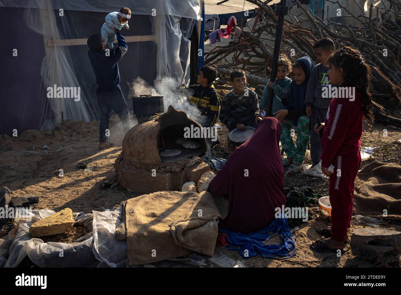 Palestinians displaced by the Israeli bombardment of the Gaza Strip ...