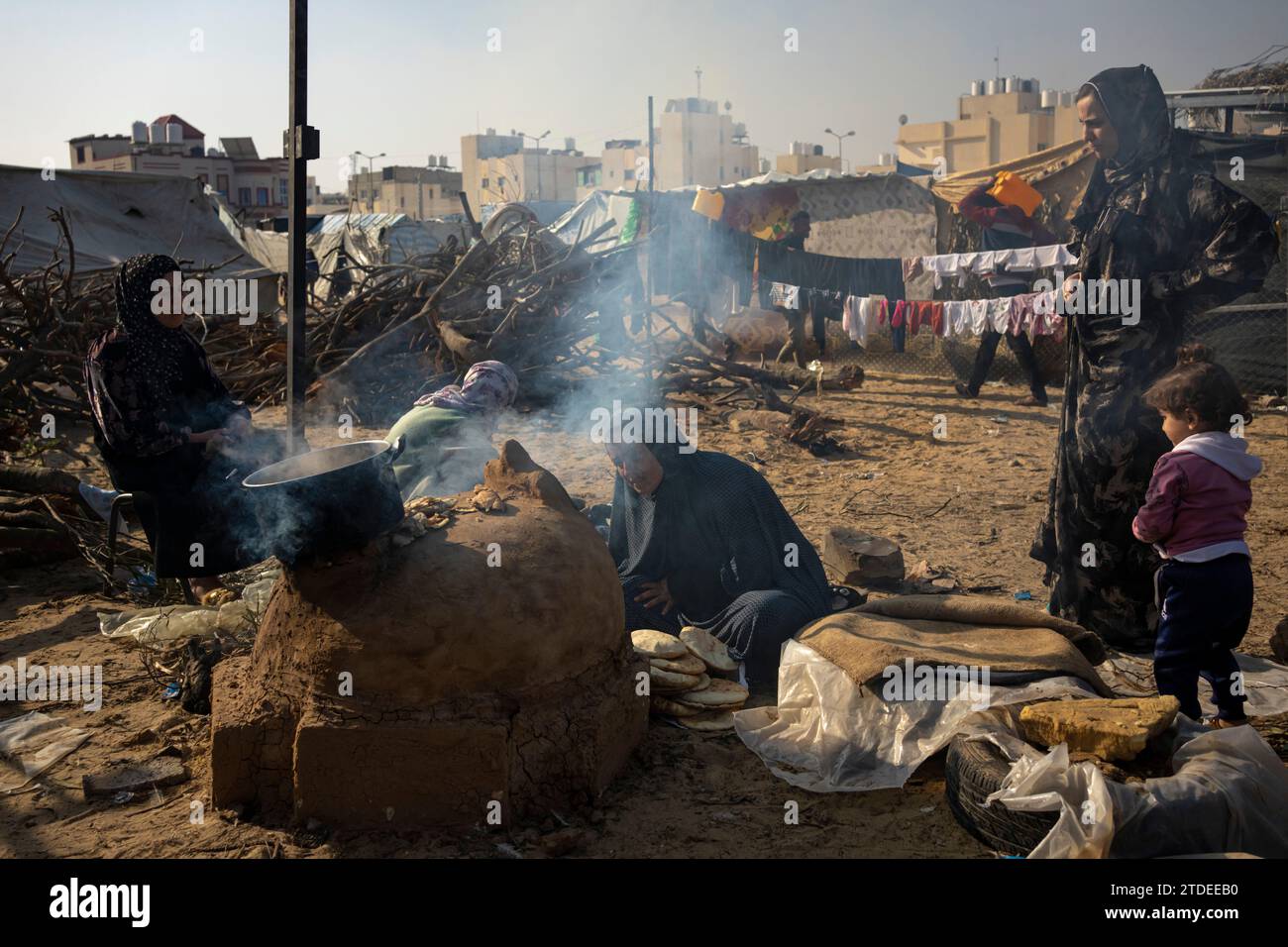 Palestinians displaced by the Israeli bombardment of the Gaza Strip ...