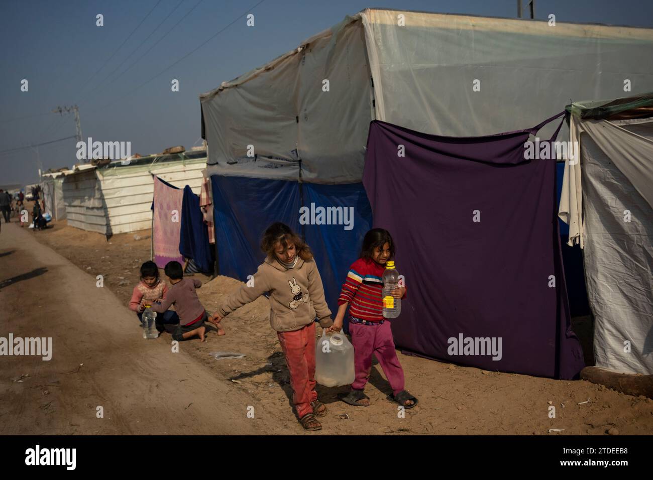Palestinian children displaced by the Israeli bombardment of the Gaza ...