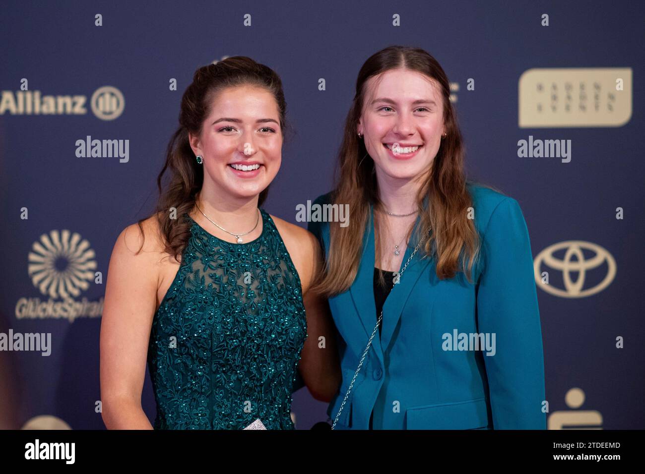 Nathalie Armbruster (links, Nordische Kombination) mit Begleitung auf ...