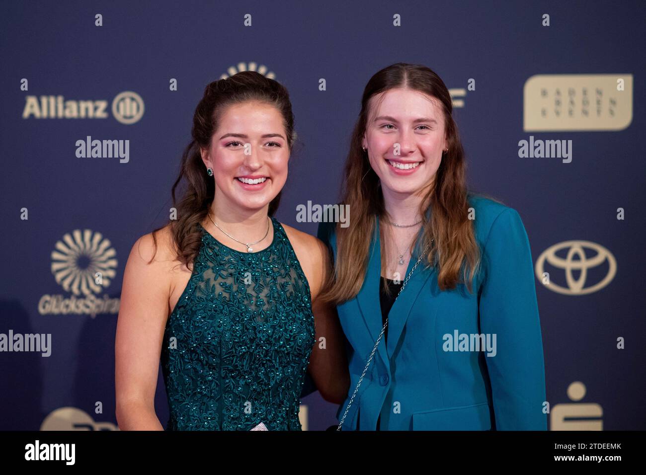 Nathalie Armbruster (links, Nordische Kombination) mit Begleitung auf ...