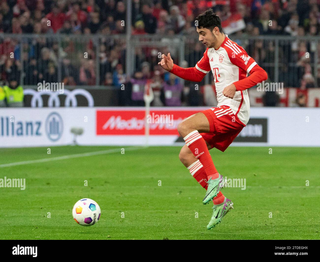 Muenchen, Deutschland. 17th Dec, 2023. Aleksandar Pavlovic (FC Bayern ...