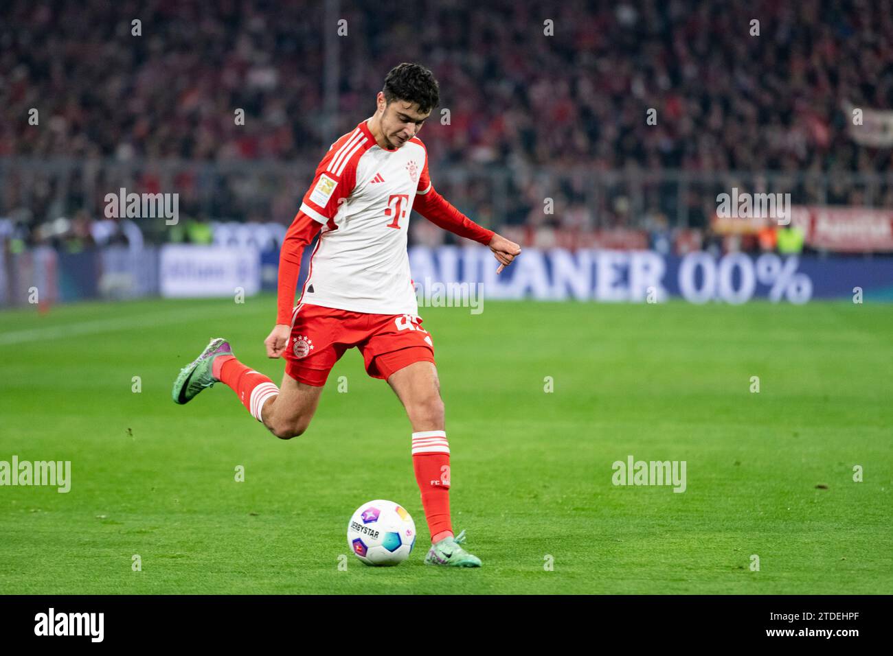 Muenchen, Deutschland. 17th Dec, 2023. Aleksandar Pavlovic (FC Bayern ...