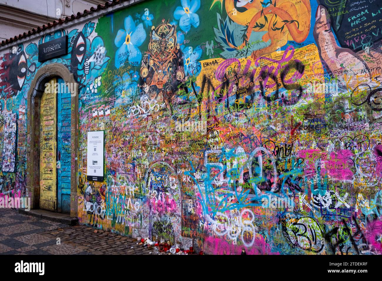 Lennon wall in the 1980s hi-res stock photography and images - Alamy