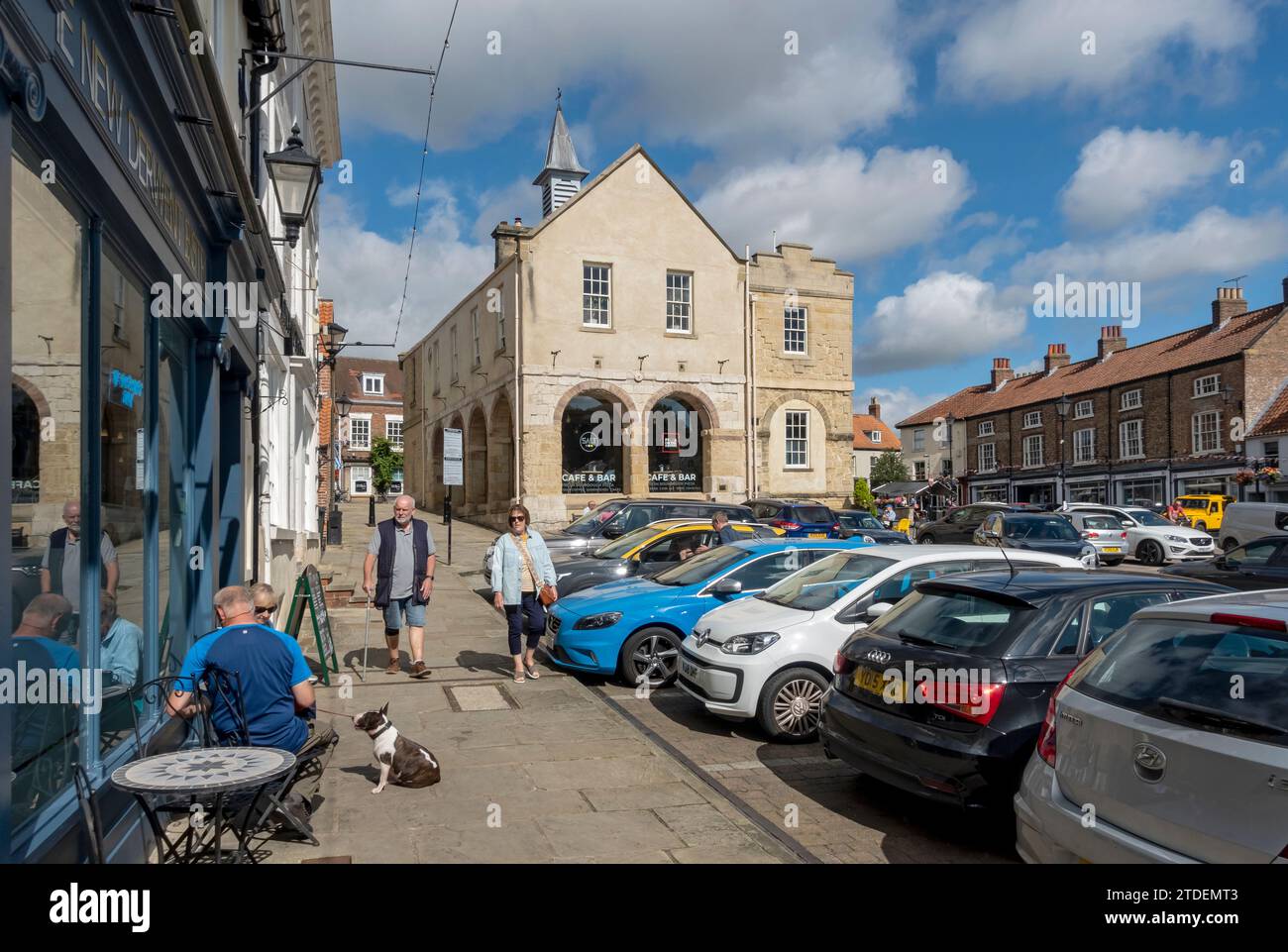 Outdoor street cafe and the old Town Hall and cars parked in Market ...
