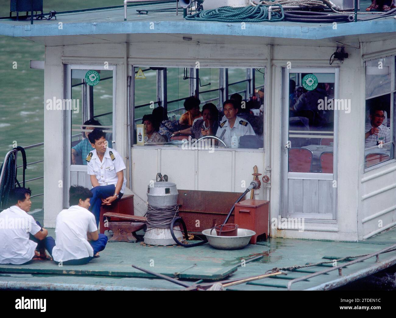 BARCO TURISTICO-TRIPULACION EN LA POPA. Location: RIO LIJIANG. GUILIN ...