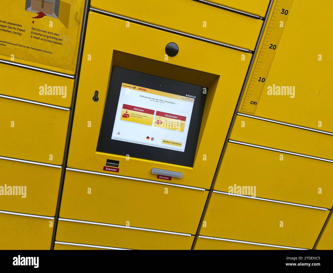 Paketstation der DHL *** DHL parcel station Copyright: xmix1x Stock ...