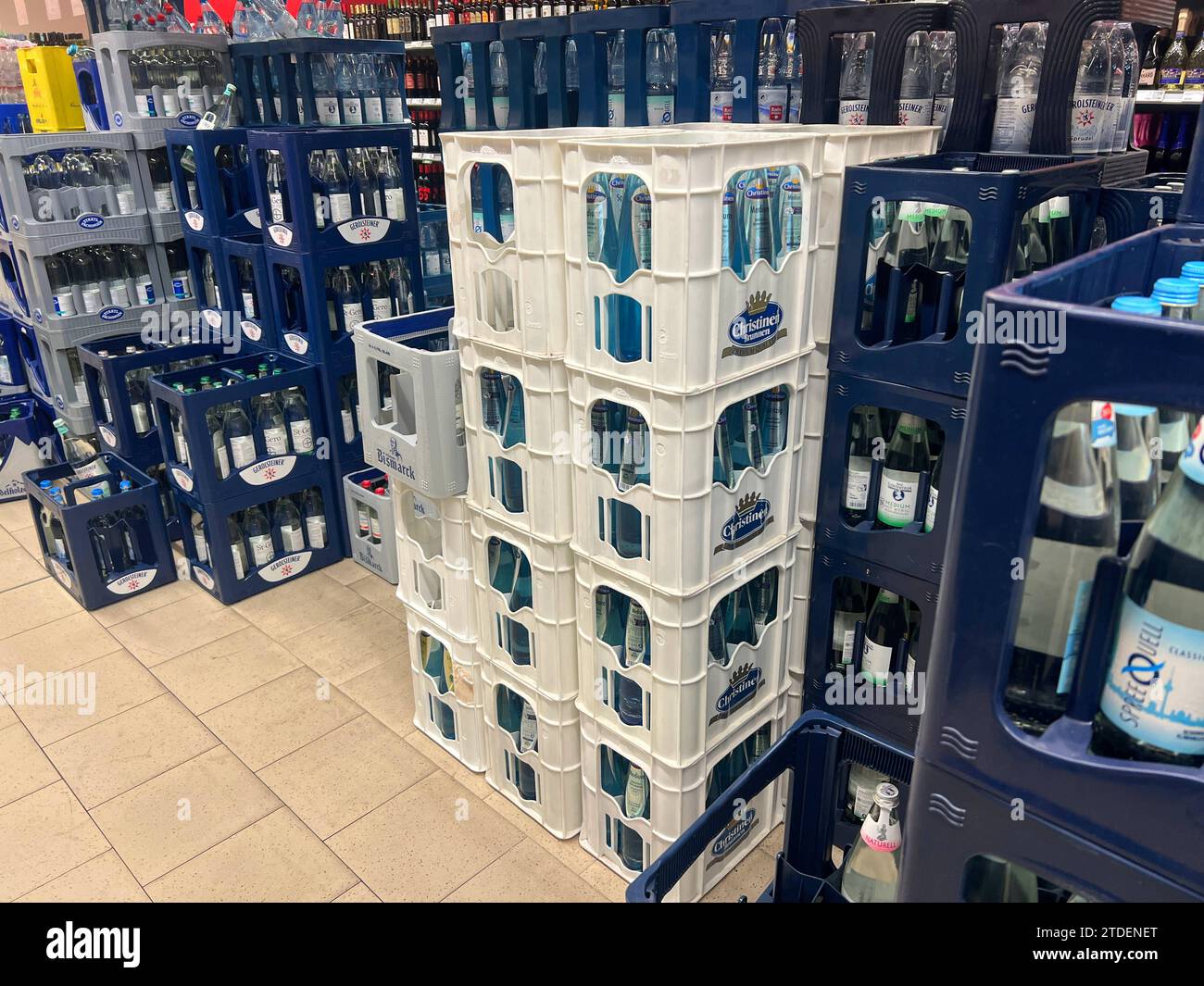 Kästen mit Wasserflaschen Mineralwasser *** Crates with water bottles ...