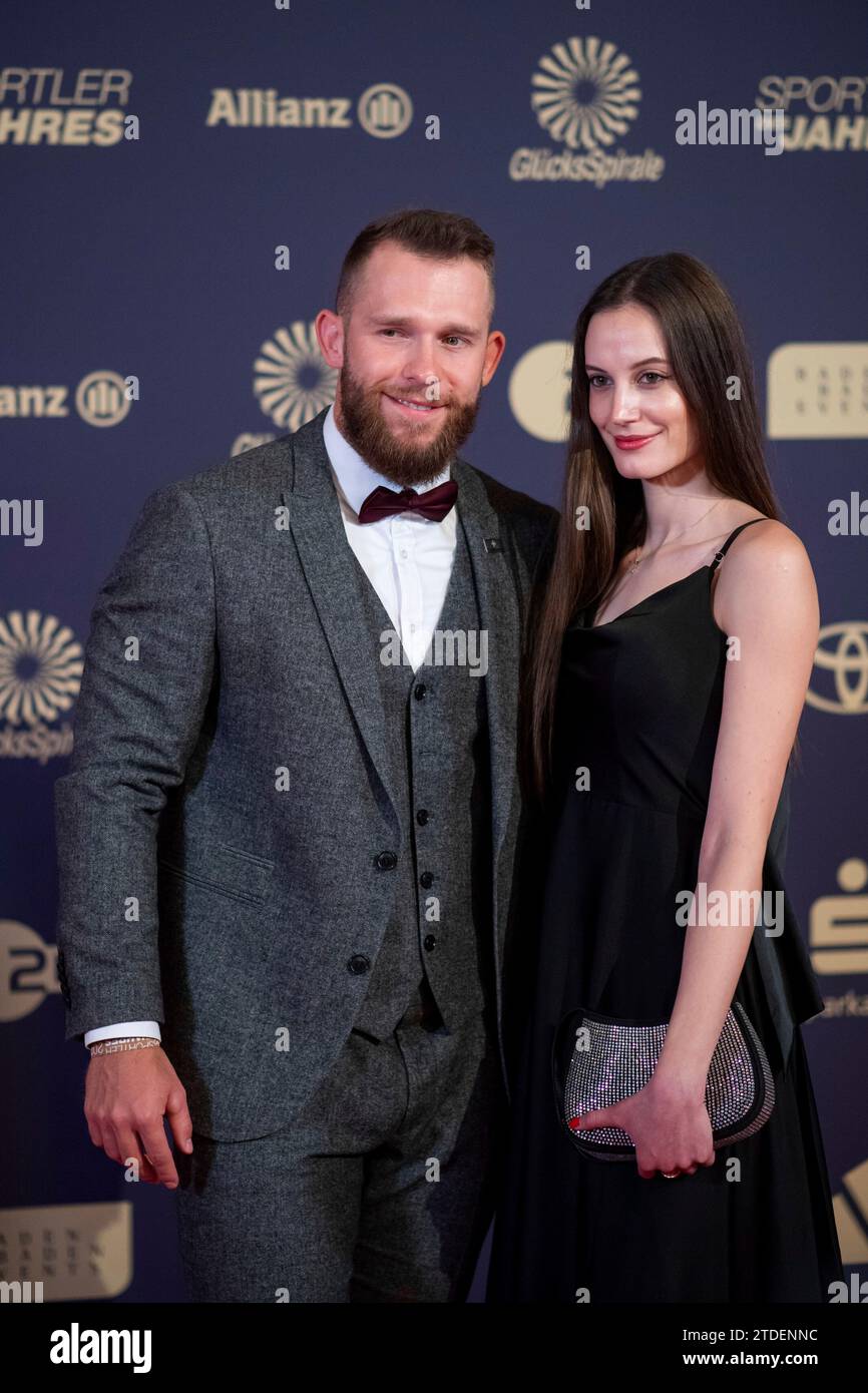 Max Lemke (Kajak Vierer) mit Begleitung auf dem roten Teppich, GER ...