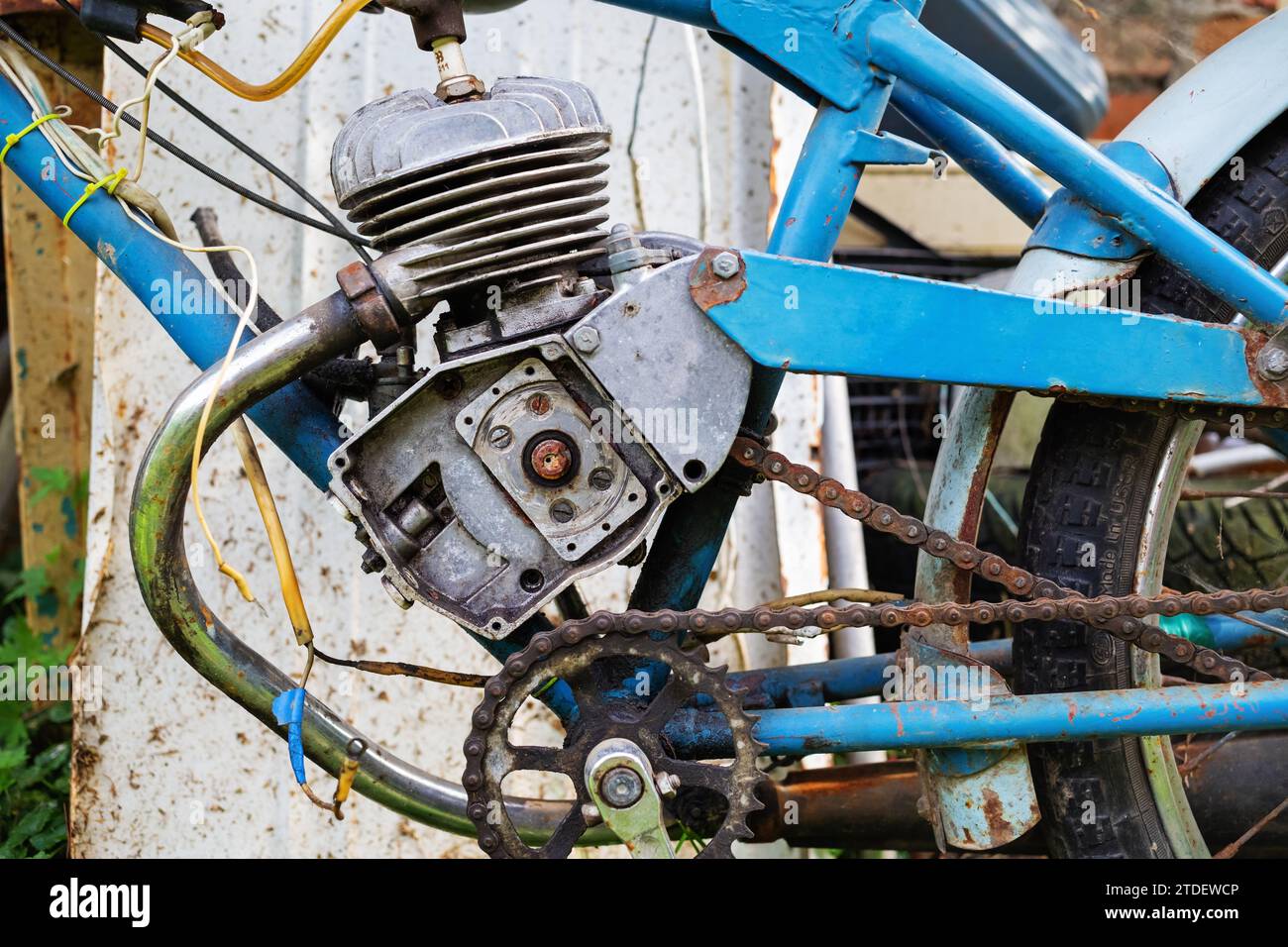 Side view of the engine of an old vintage moped Stock Photo - Alamy