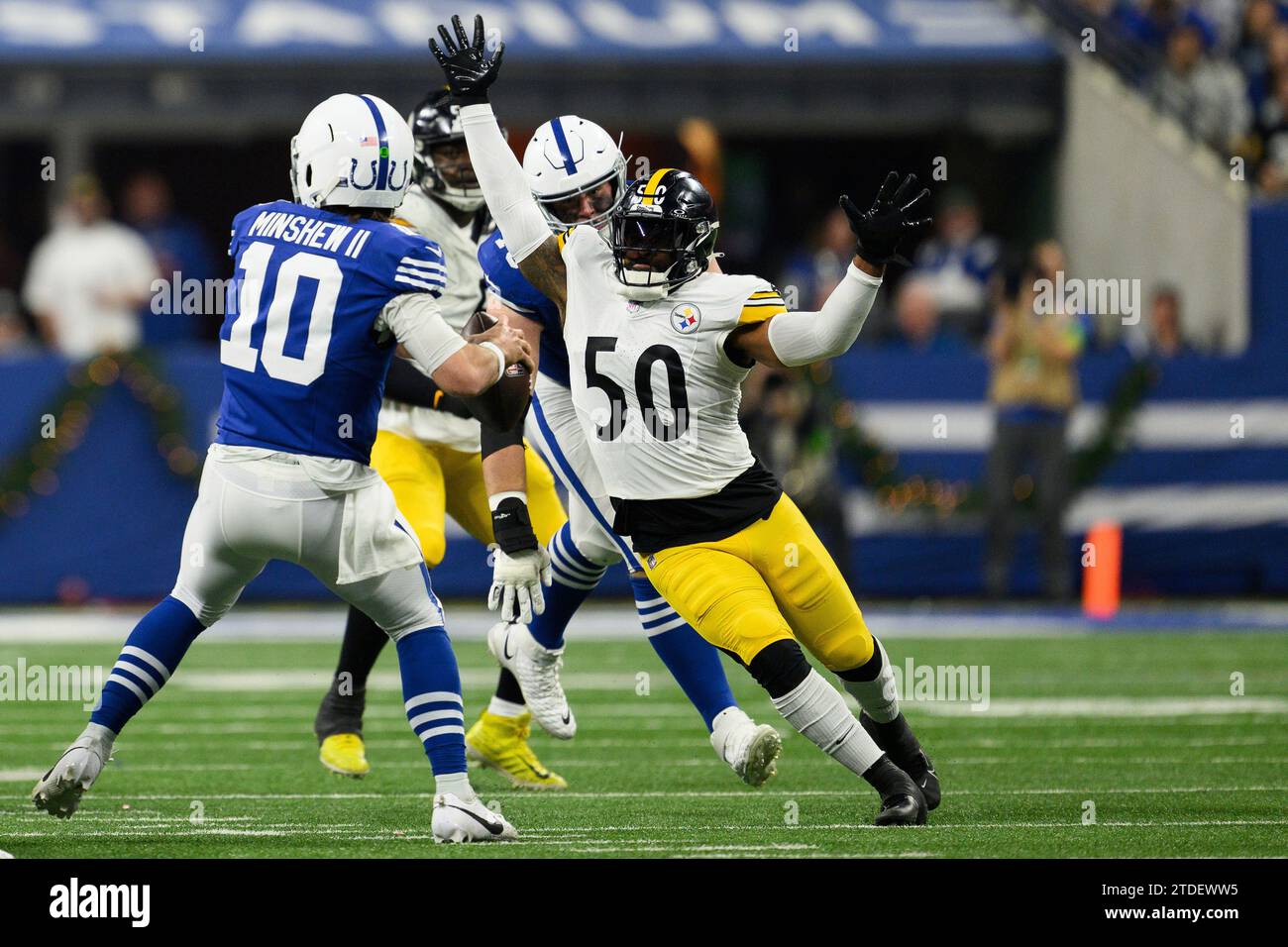 Pittsburgh Steelers linebacker Elandon Roberts (50) gets pressure on ...