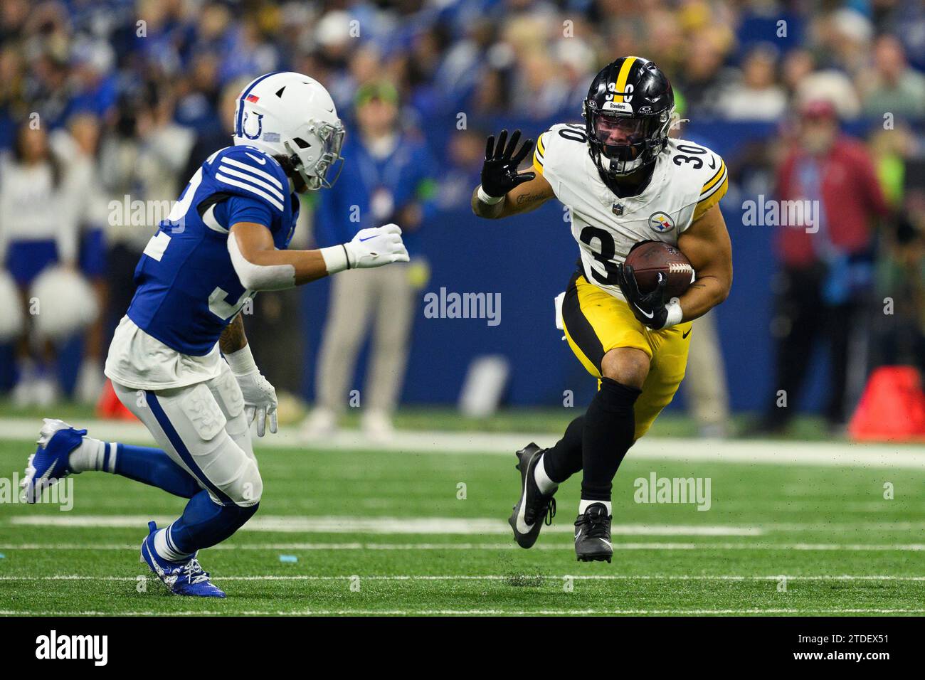 Pittsburgh Steelers running back Jaylen Warren (30) runs to the outside ...