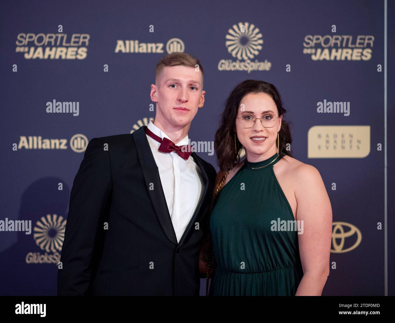 Florian Wellbrock (Schwimmen) mit Ehefrau Sarah Wellbrock auf dem roten ...