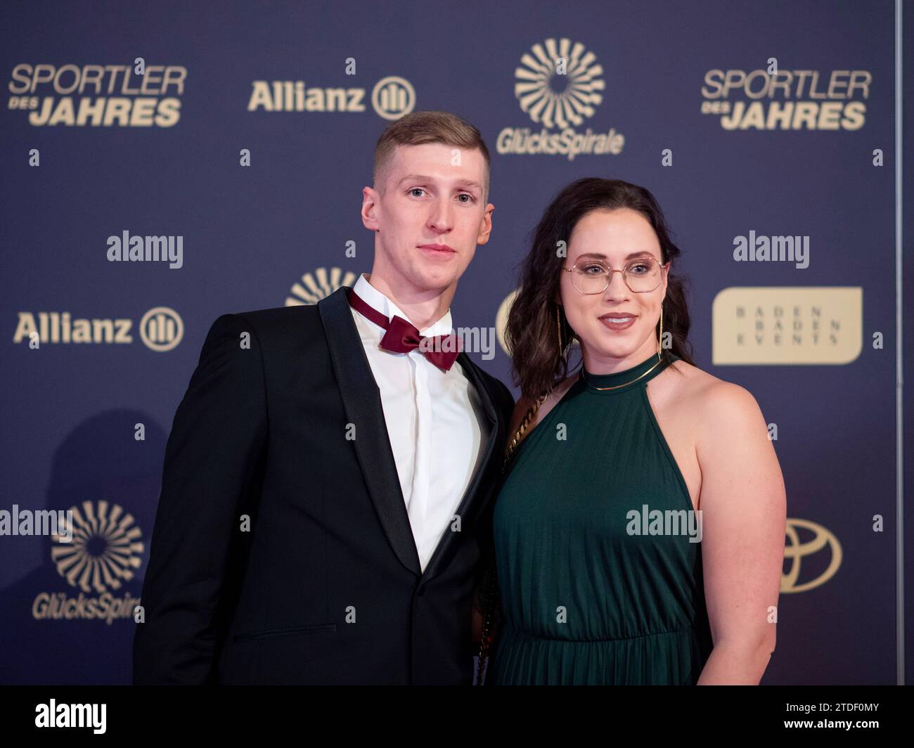 Florian Wellbrock (Schwimmen) mit Ehefrau Sarah Wellbrock auf dem roten ...