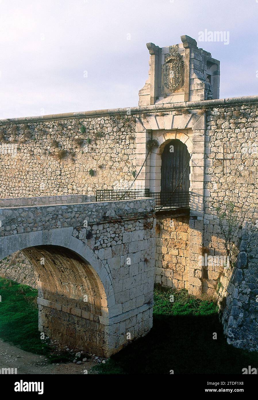 ENTRADA DEL CASTILLO DE LOS CONDES SITUADA EN EL LATERAL SUDESTE - 1590 ...