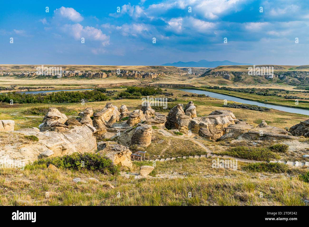 Hoodoos along the Milk River, Writing-on-Stone Provincial Park, UNESCO ...