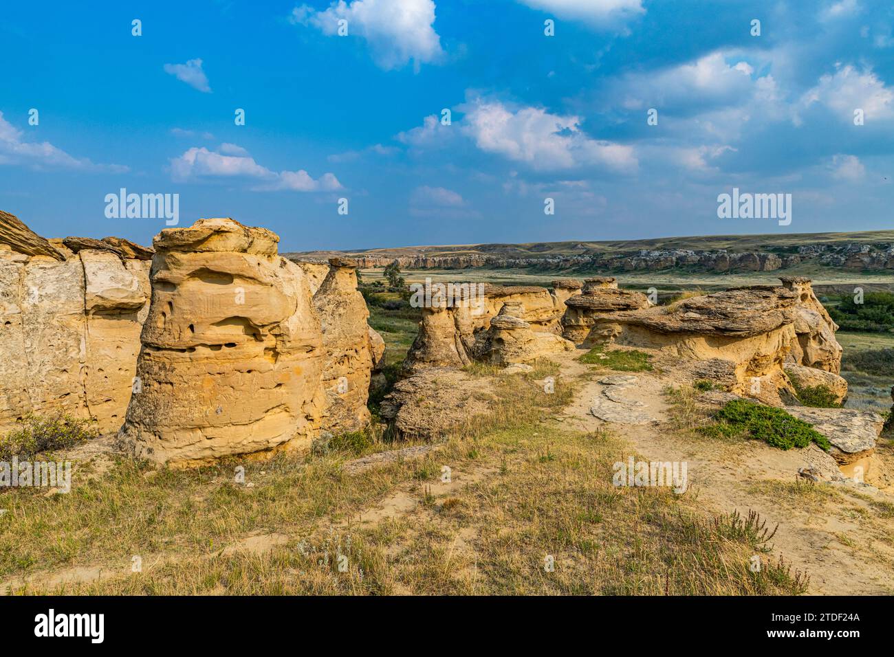 Hoodoos along the Milk River, Writing-on-Stone Provincial Park, UNESCO ...