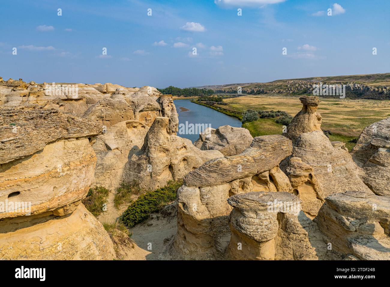Hoodoos along the Milk River, Writing-on-Stone Provincial Park, UNESCO ...