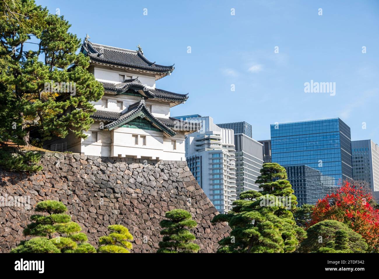 Fujimi-yagura guard tower in the Imperial Palace of Tokyo and modern ...